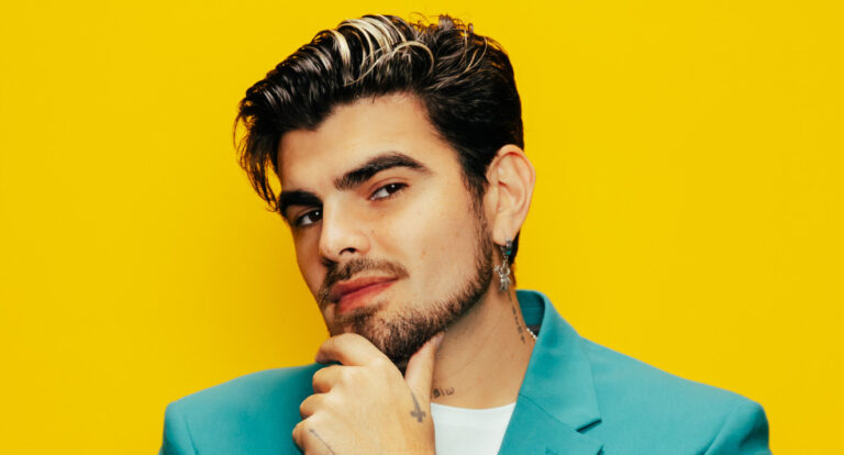 Jonathan Moly estrena su nuevo sencillo 'Hablándole al silencio'